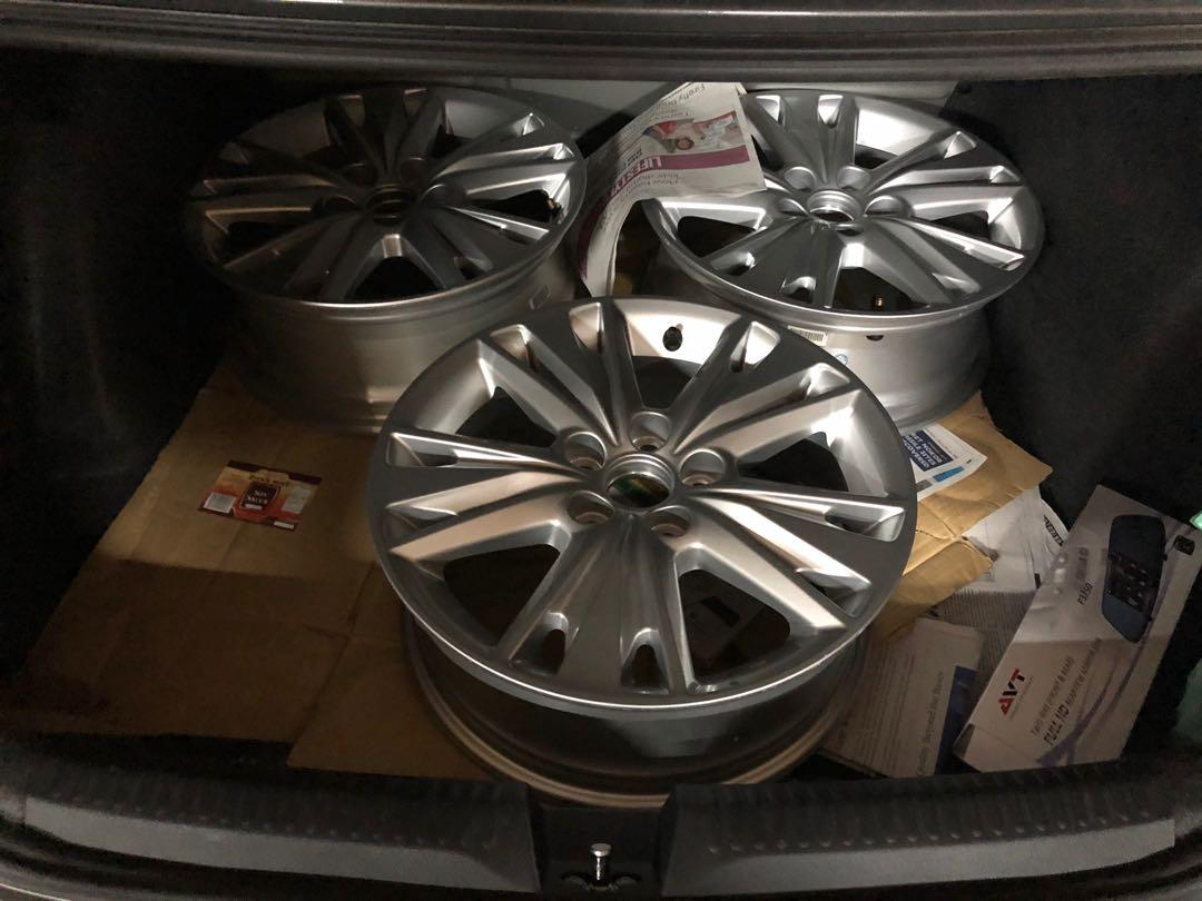 Toyota innova v 17s original mags, Car Parts & Accessories, Mags and ...