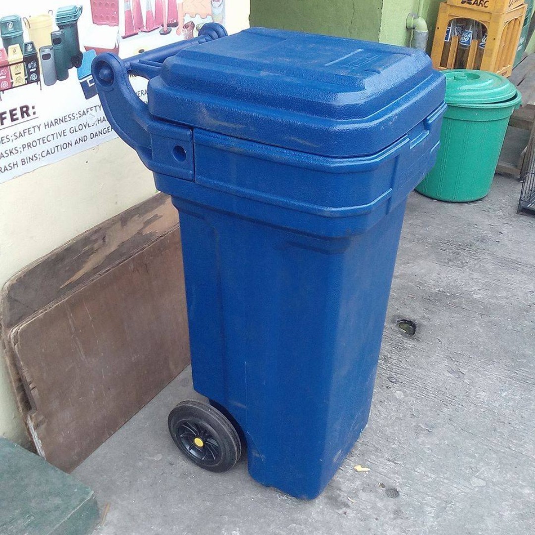 rolling trash bin, Furniture & Home Living, Gardening, Gardening Tools ...