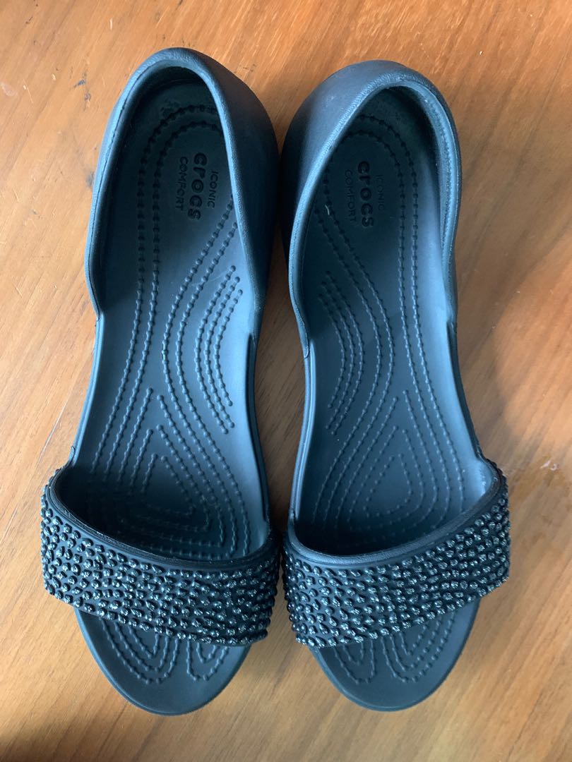 Crocs Flats, Women's Fashion, Footwear, Sandals on Carousell