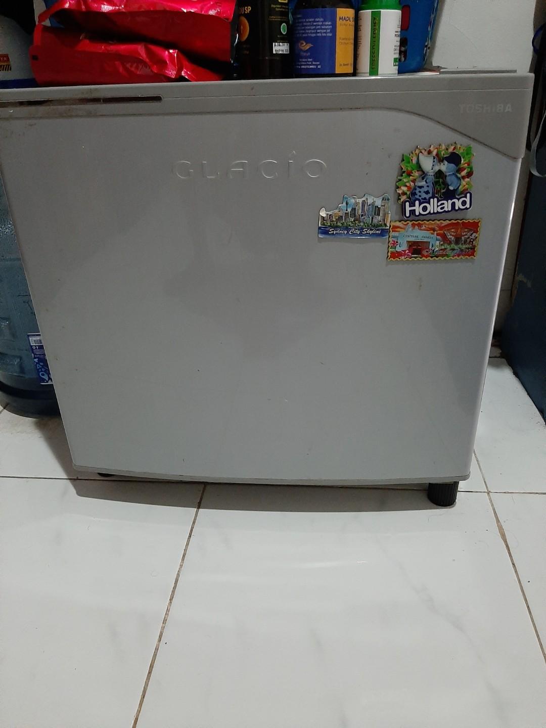 Kulkas Toshiba Glacio Abu Kecil Bersih Portable Seperti Mini Bar Hotel atau Kos, Elektronik ...
