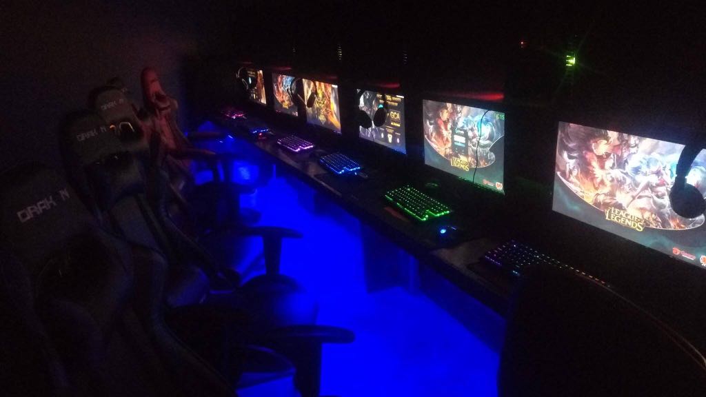 Closed computer shop, Computers & Tech, Desktops on Carousell