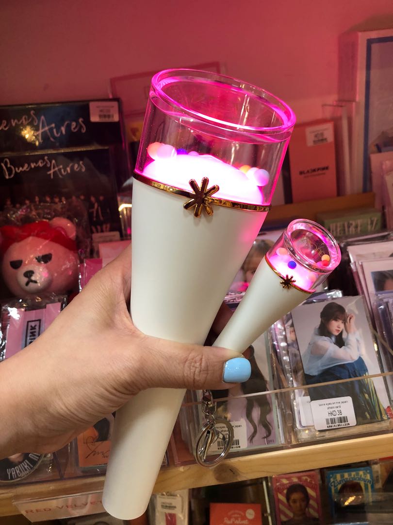 Izone light stick & mini keyring, 興趣及遊戲, 收藏品及紀念品, 韓流 - Carousell