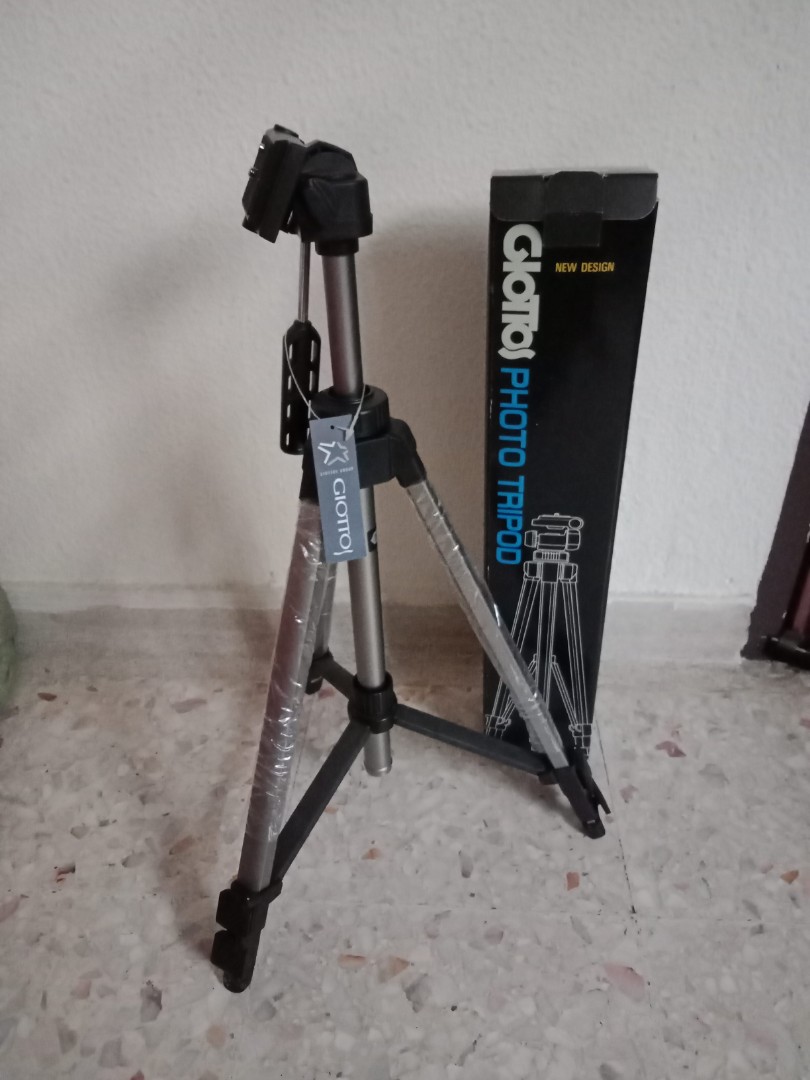 Giottos photo tripod, Photography, Photography Accessories, Tripods & Monopods on Carousell