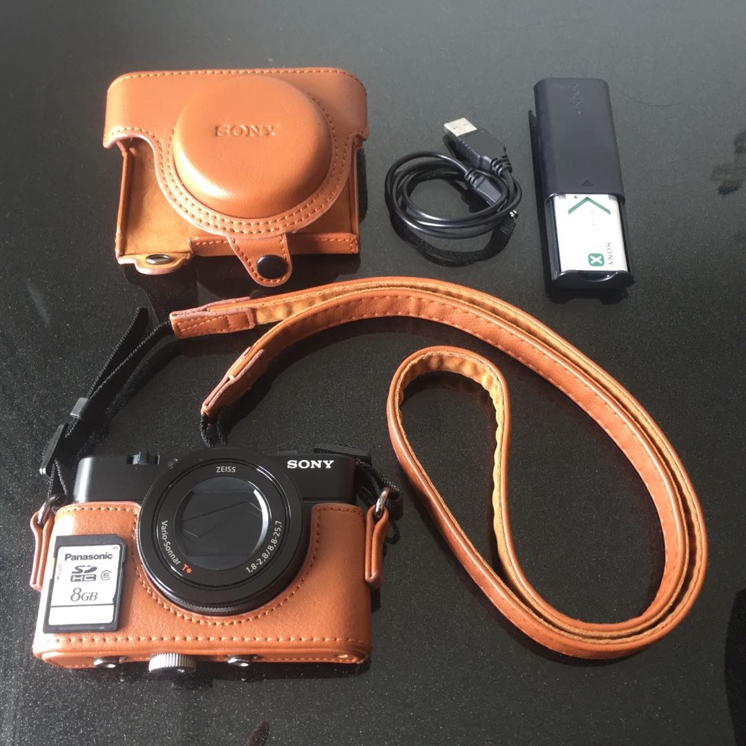 Sony RX100 IV + Camera Case, Photography, Cameras on Carousell