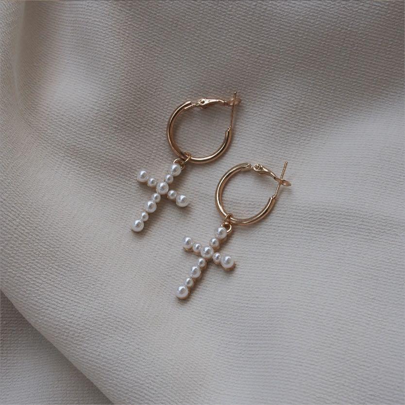 Anting Mutiara Model Salib, Fesyen Wanita, Perhiasan di Carousell