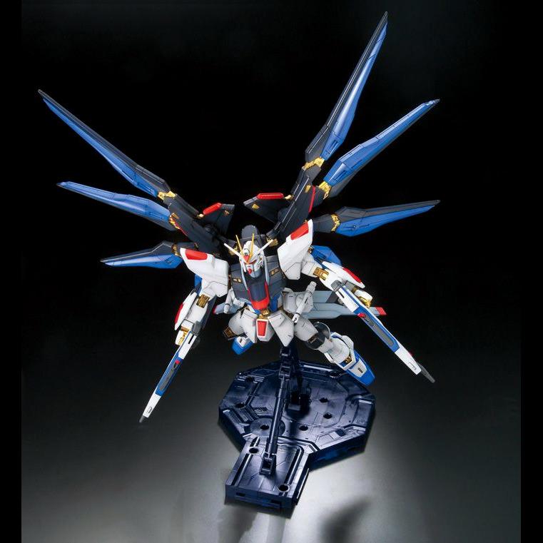 Bandai - Gundam S Destiny - MG 1/100 ZGMF-X20A Strike Freedom Gundam ...