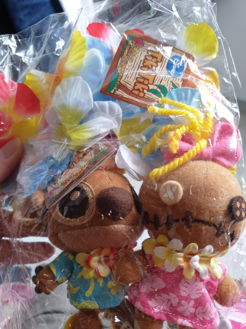 Disney stitch and scrump tiki tiki hawaii flowers keychain toy, Hobbies ...