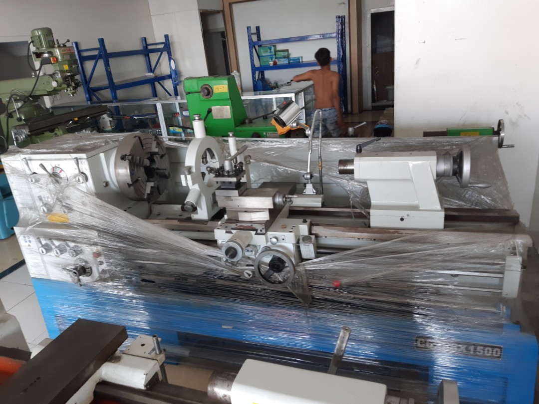 Brand new lathe machine, Commercial & Industrial, Industrial Equipment ...