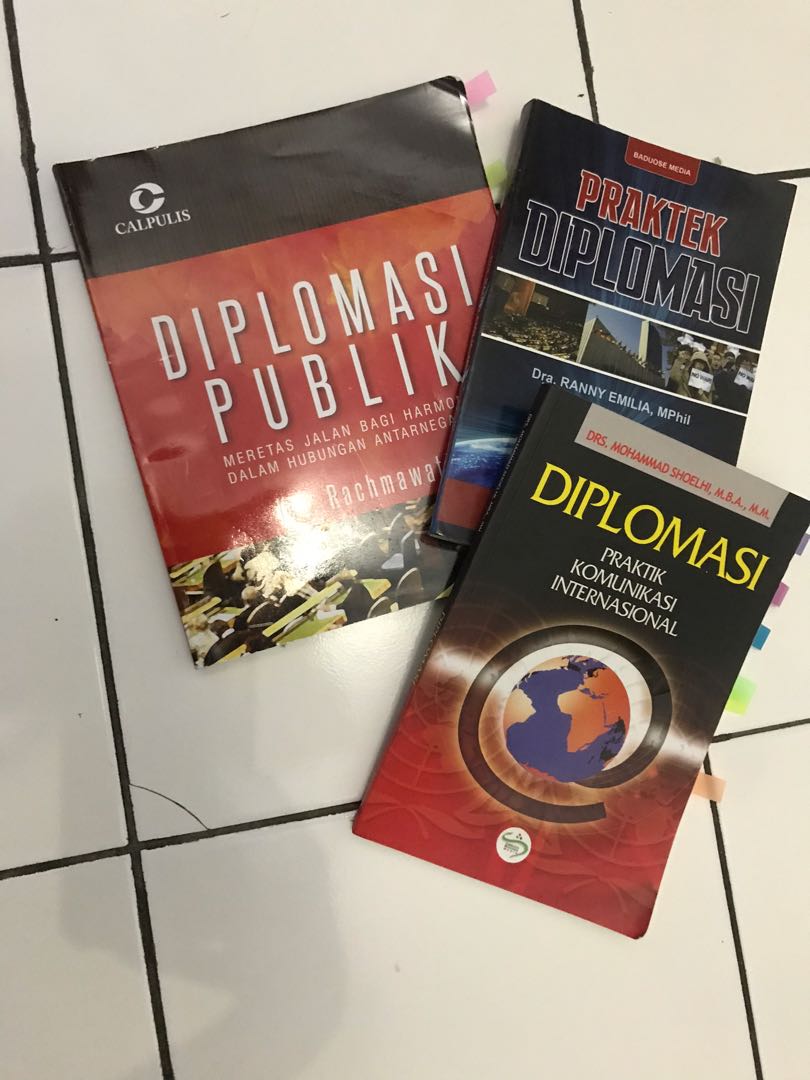 Buku diplomasi, Buku & Alat Tulis, Buku di Carousell