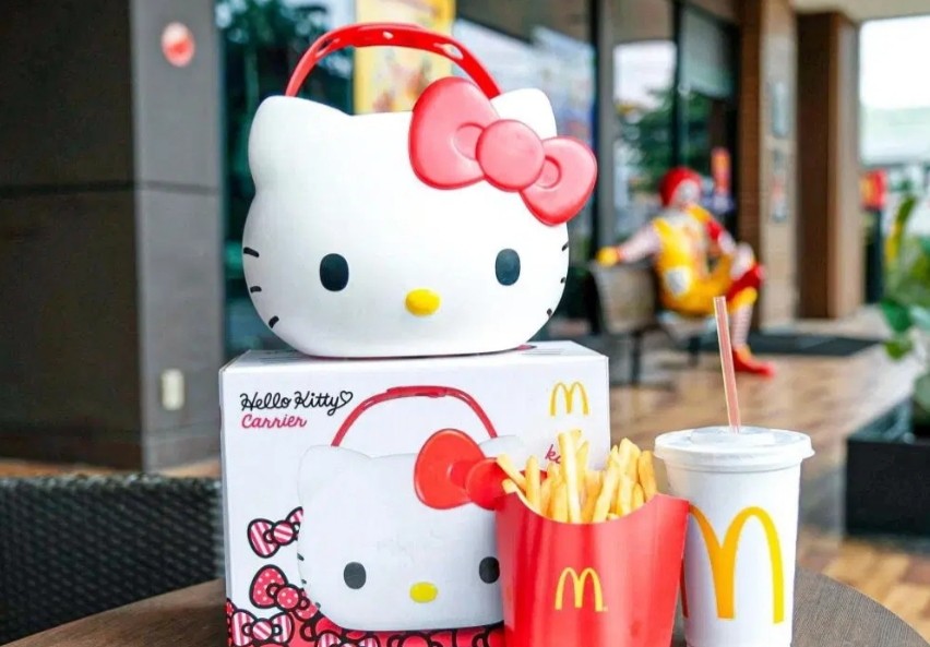 Mcd hello kitty carrier limited edition, Hobbies & Toys, Collectibles ...