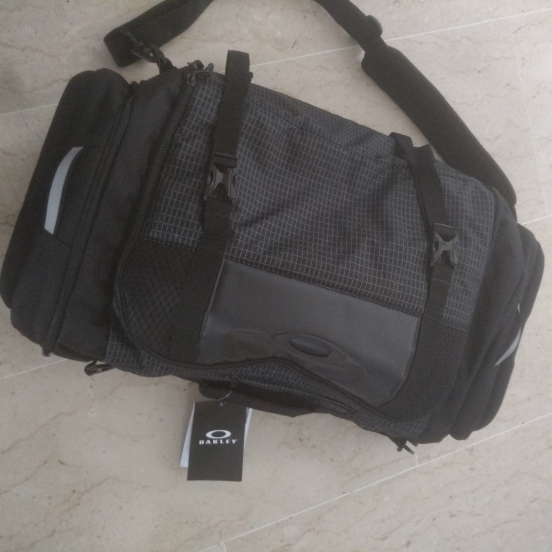 BN Authentic Oakley link duffel sling bag, Men's Fashion, Bags, Sling ...