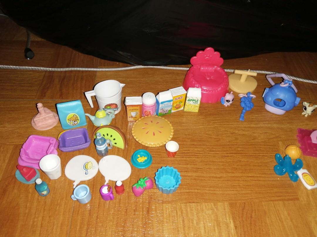 LPS ACCESORIES AND 2 LPS CAGE WITH KEY LPS INSIDE AND 3 LPS RING WITH ...