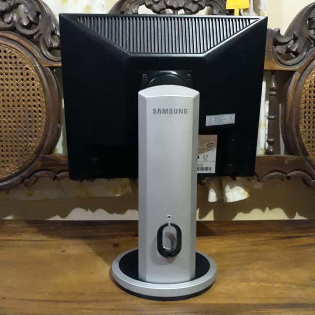 Samsung Syncmaster Magic CX722N- (Silver-Black) 17" LCD Monitor ...