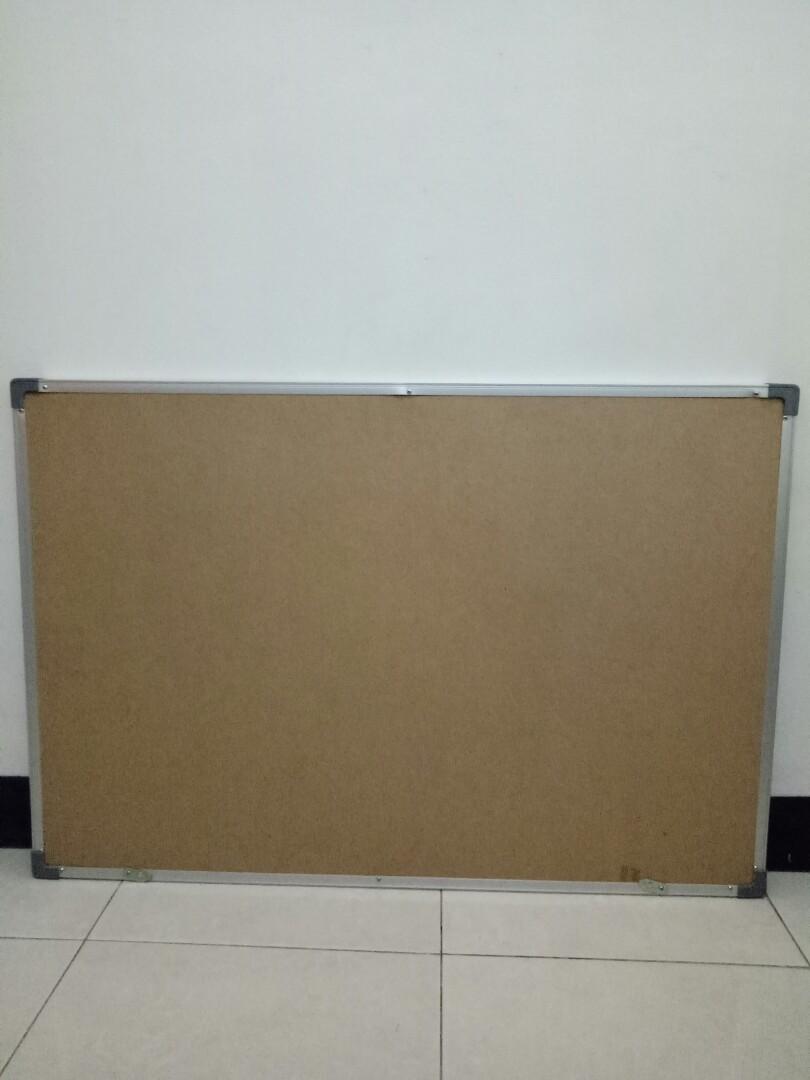 Papan Softboard Kayu/Bludru, Buku & Alat Tulis, Alat Tulis di Carousell