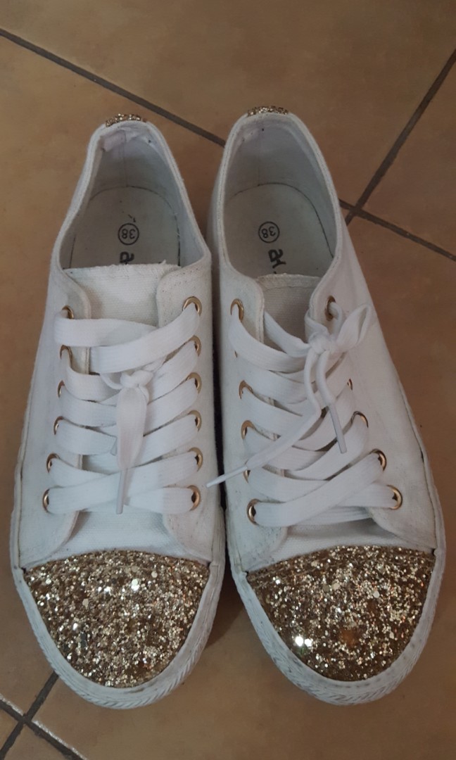 Pre-loved shoes, Women's Fashion, Footwear, Sneakers on Carousell
