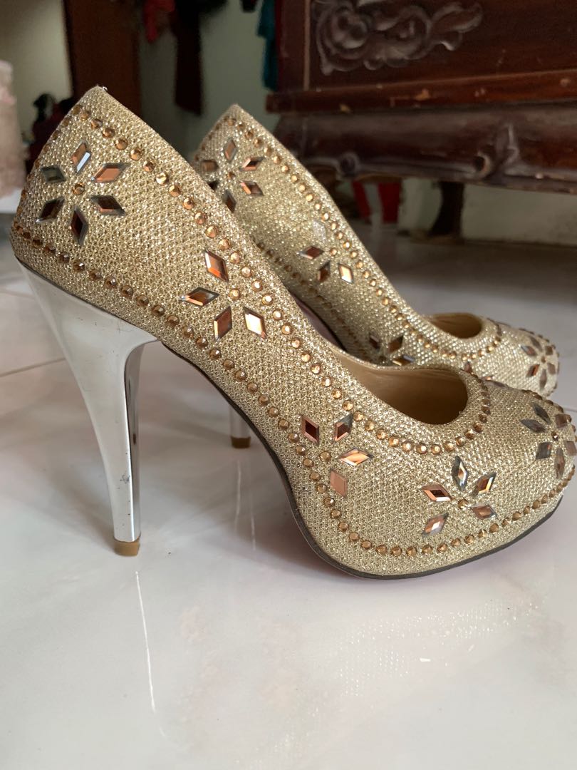 Sepatu pesta gold heels, Fesyen Wanita, Sepatu di Carousell