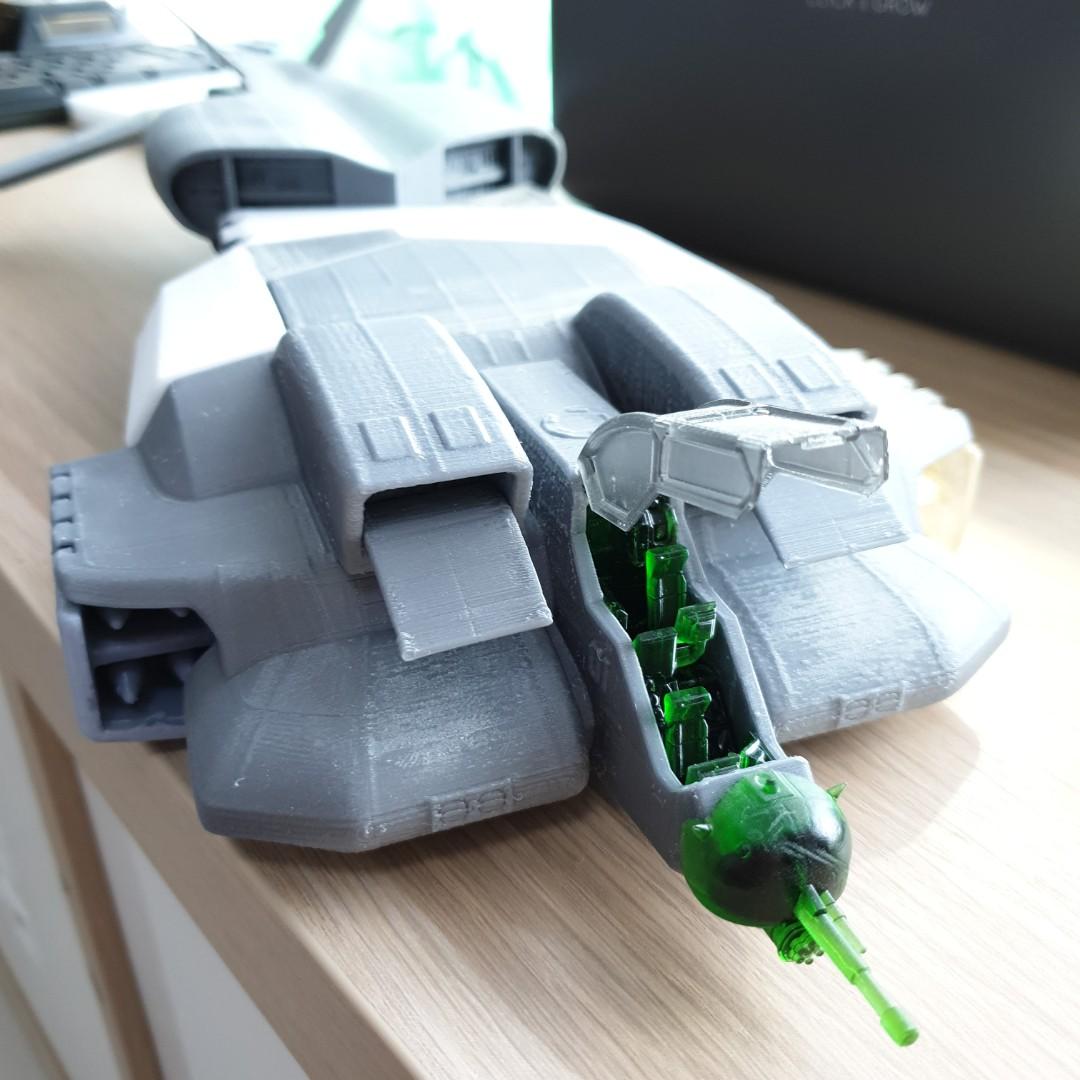 ASSEMBLED Alien Dropship UD-4 Cheyenne with APC, Hobbies & Toys, Toys ...