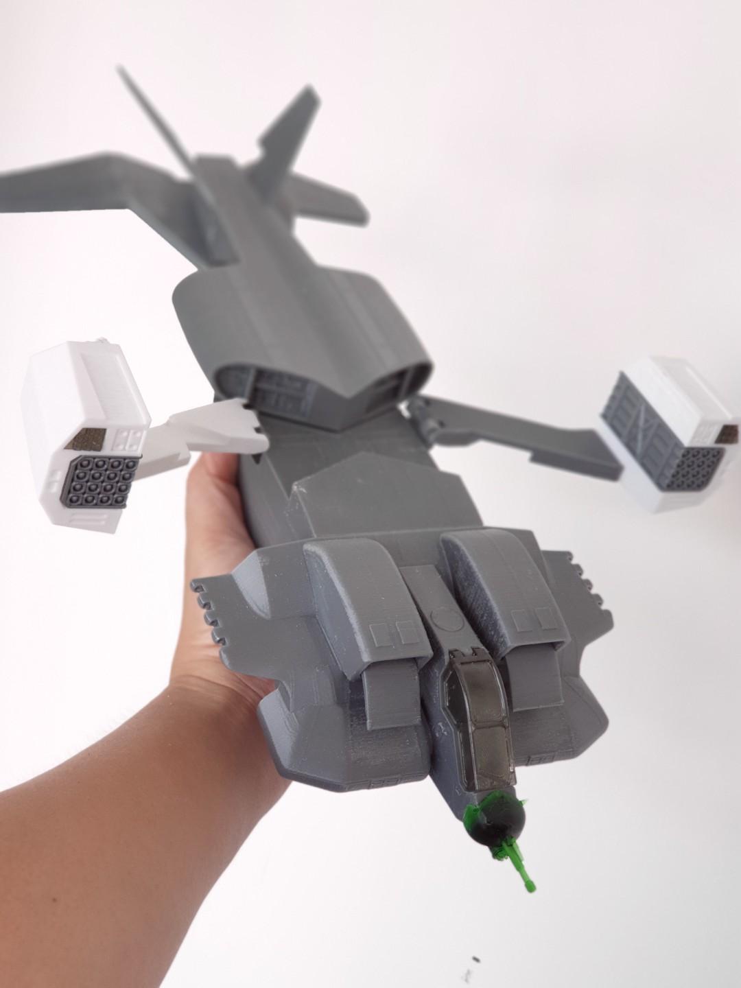 ASSEMBLED Alien Dropship UD-4 Cheyenne with APC, Hobbies & Toys, Toys ...