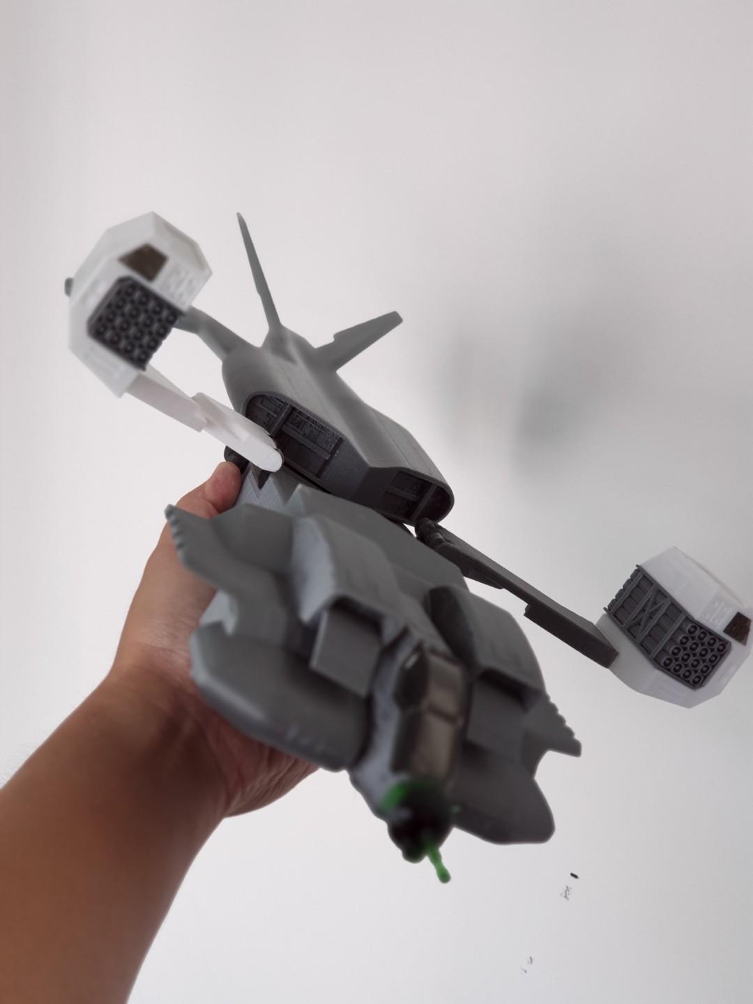 ASSEMBLED Alien Dropship UD-4 Cheyenne with APC, Hobbies & Toys, Toys ...