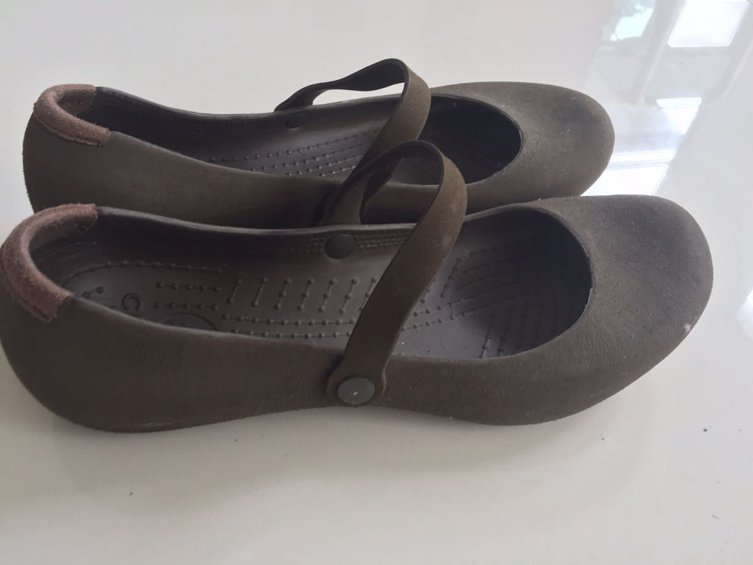 Crocs Brown Closed Shoes, Women's Fashion, Footwear, Sandals on Carousell