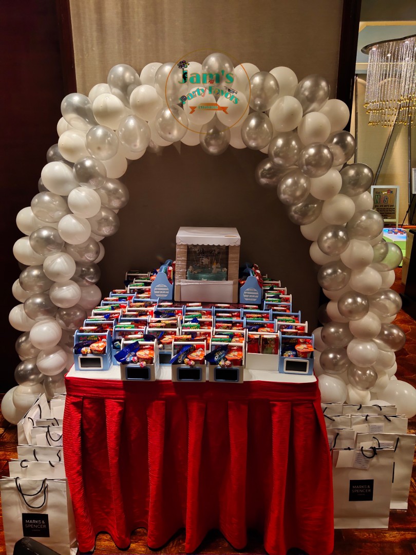 Cake arch balloon, table centerpiece with tulle, christening balloons ...