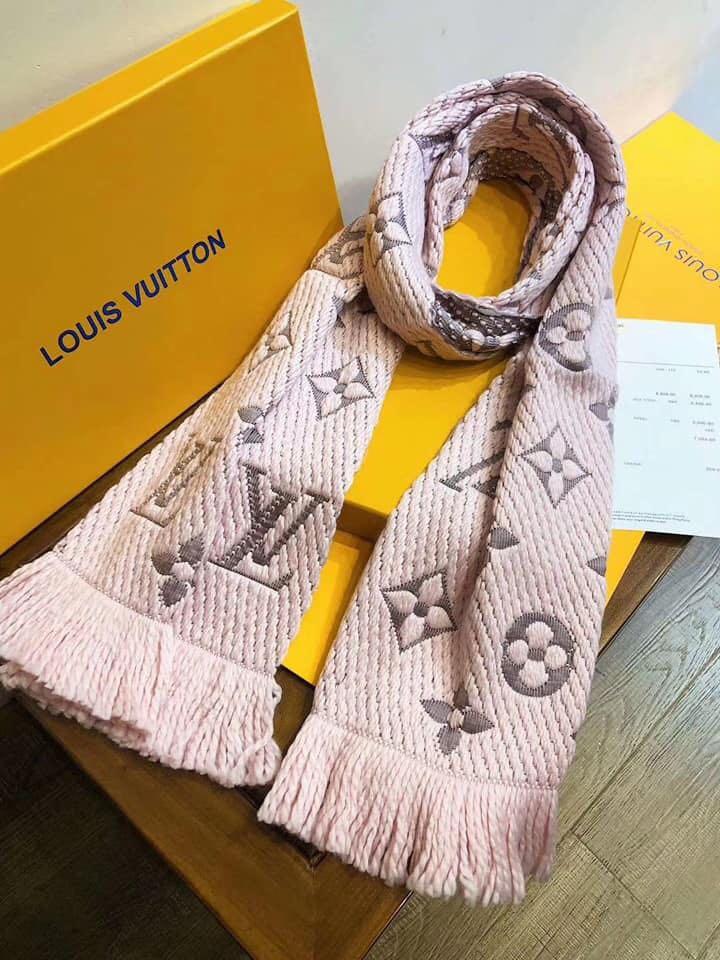 LV頸巾, 女裝, 女裝配飾 - Carousell
