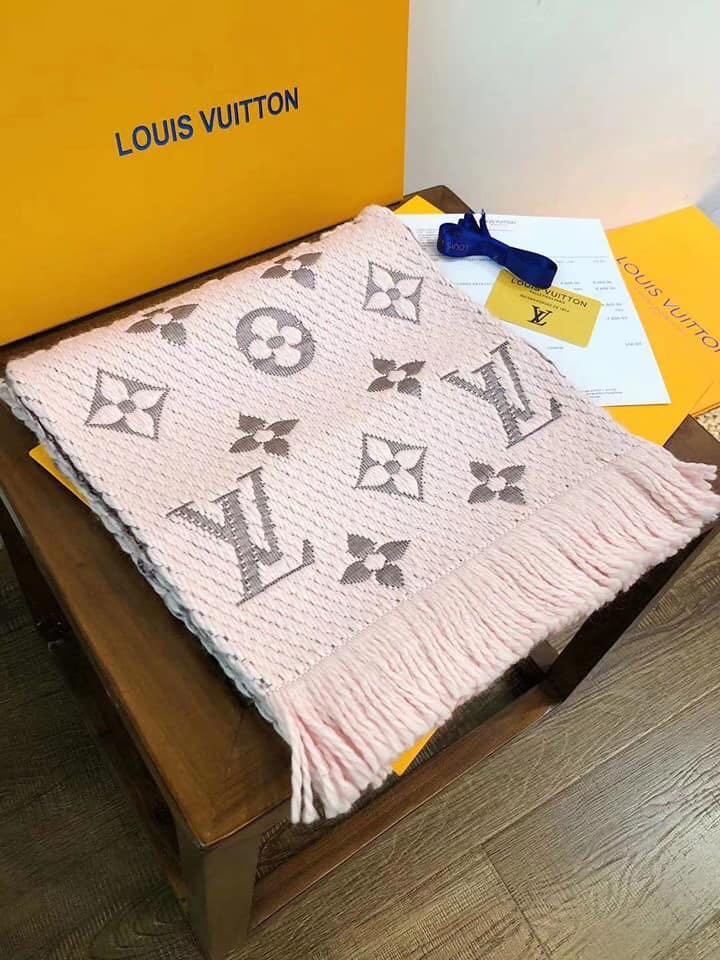 LV頸巾, 女裝, 女裝配飾 - Carousell