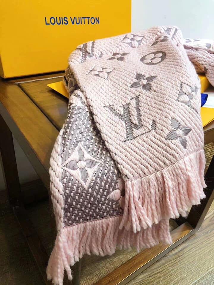 LV頸巾, 女裝, 女裝配飾 - Carousell