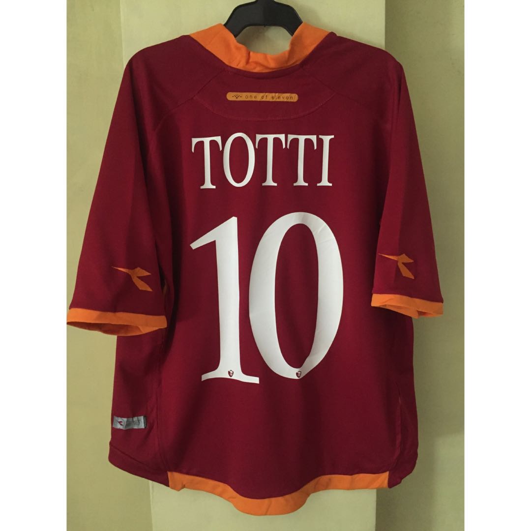 Roma totti football kit, Men's Fashion, Activewear on Carousell