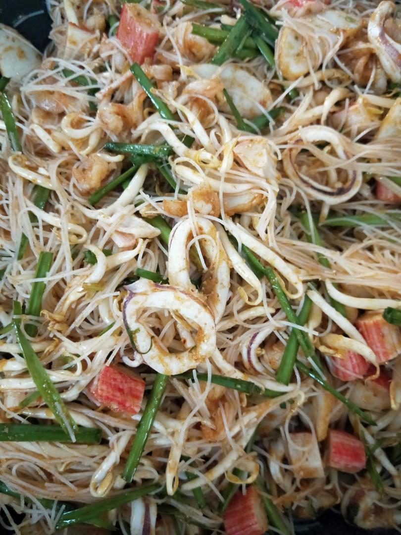 Fried Tom Yam Bee Hoon, Food & Drinks, Packaged & Instant Food on Carousell