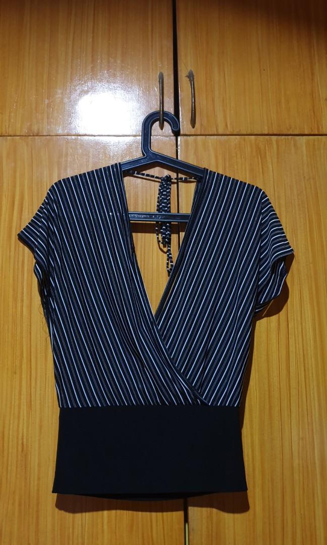 V-line Top, Women's Fashion, Tops, Sleeveless on Carousell