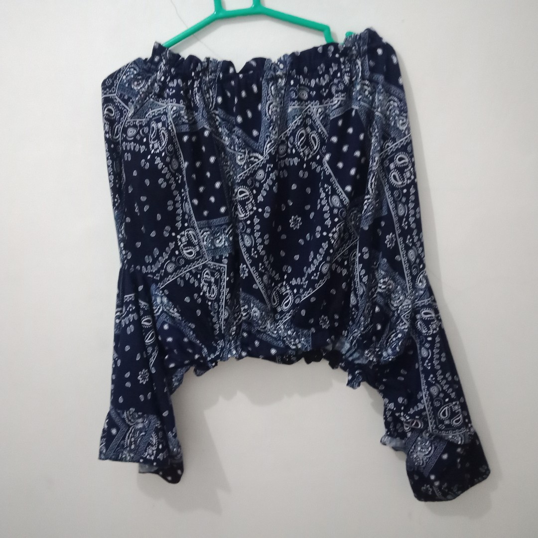 Sabrina top crop, Fesyen Wanita, Pakaian Wanita, Atasan di Carousell