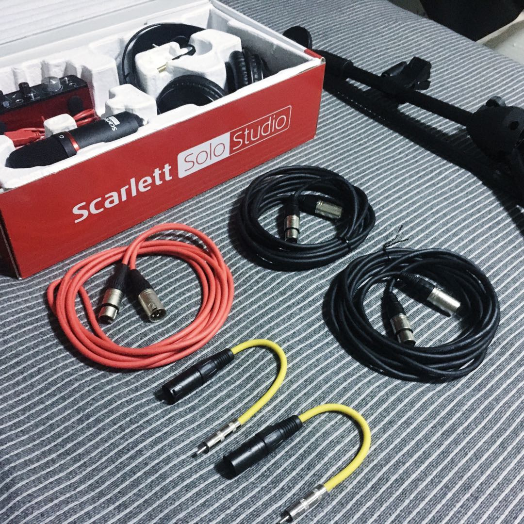 Focusrite Scarlett Solo Studio Pack (2nd Gen) + Essential Accessories ...