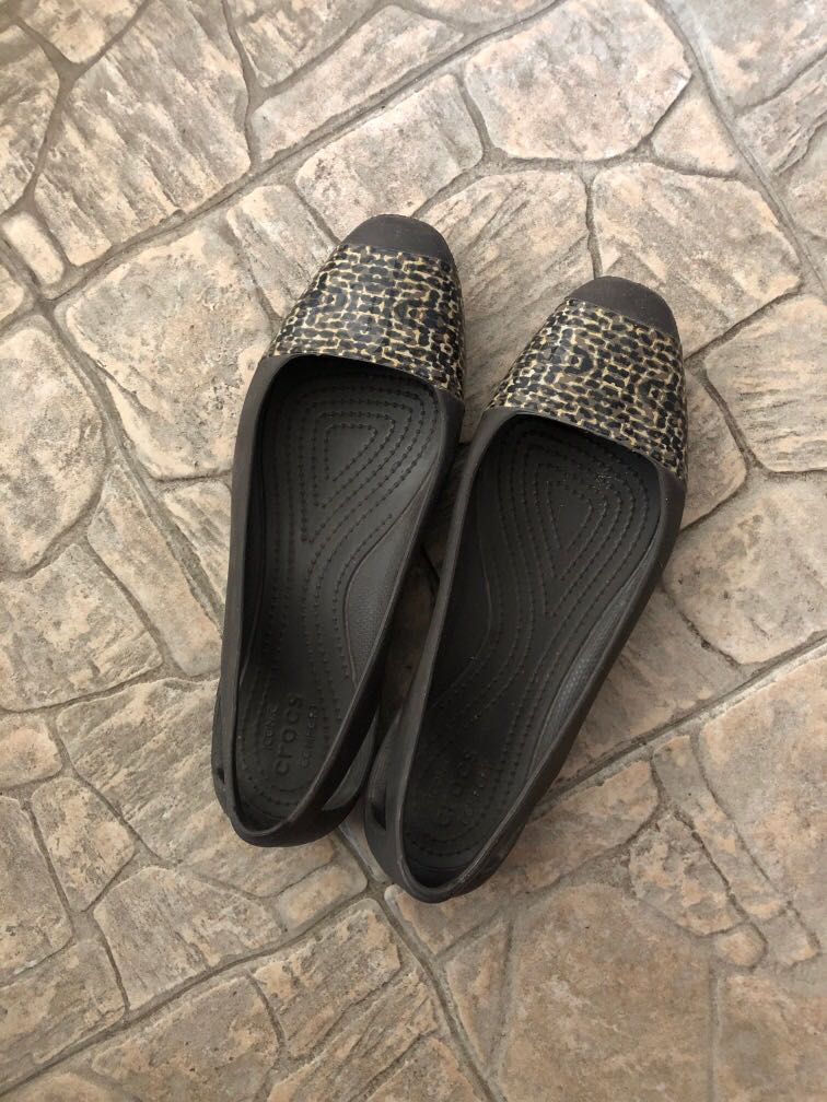 Brown Crocs Flats, Women's Fashion, Footwear, Flats on Carousell