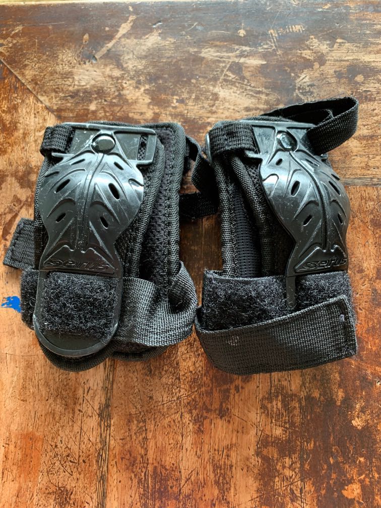 snowboard wristguard kids 3-8 yo, Sports, Braces & Supports on Carousell