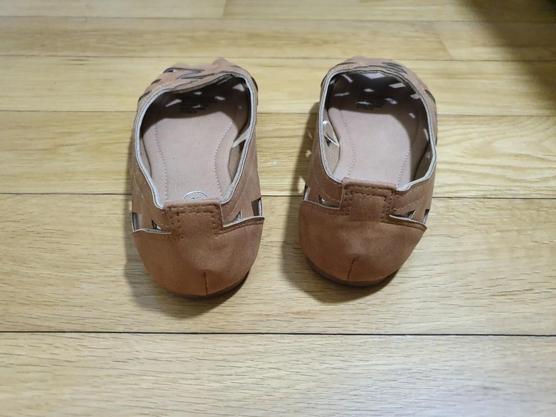 Rubi Brown Cross Flats, Women's Fashion, Footwear, Flats on Carousell