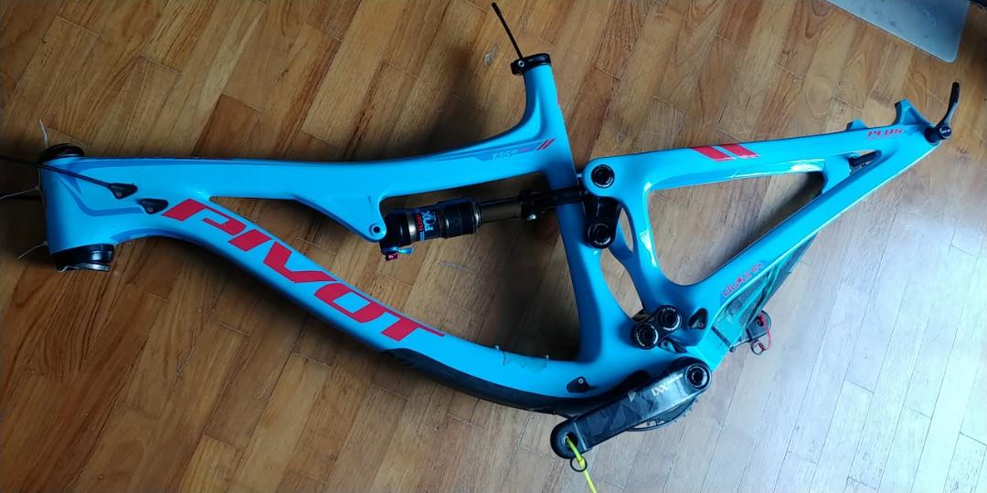 Pivot switchblade carbon frame set w xx1 crank, Sports Equipment ...
