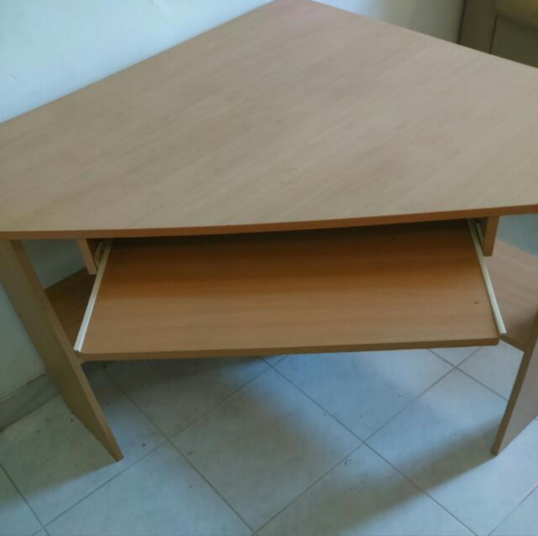 三角電腦桌 triangle computer desk, 傢俬＆家居, 傢俬, 桌子 - Carousell