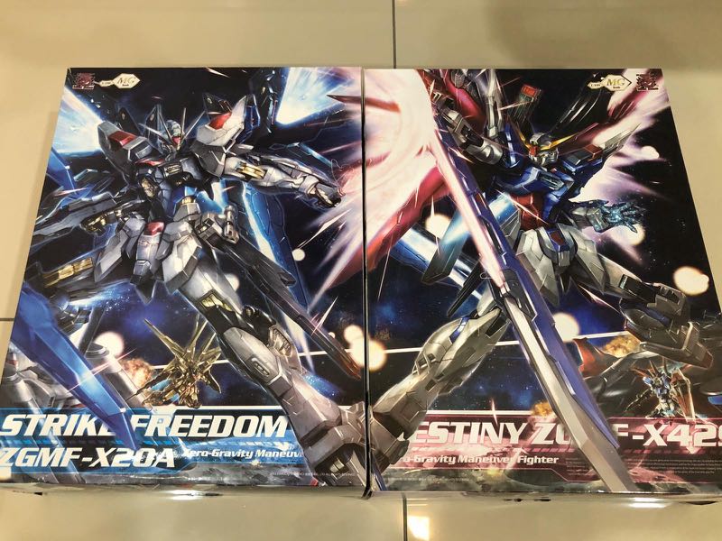 Built Gundam model kit ( strike Gundam already built , destiny unbuilt ...