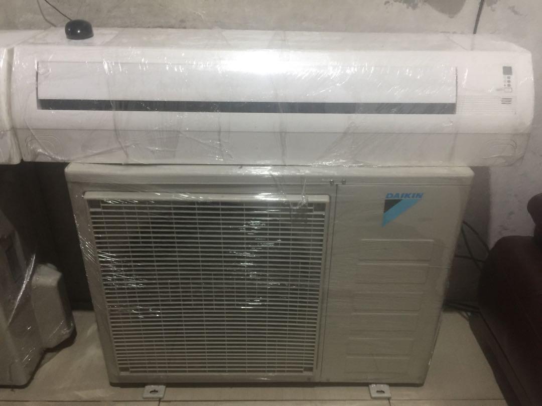 Split type Non-Inverter Daikin, TV & Home Appliances, Air Conditioning ...
