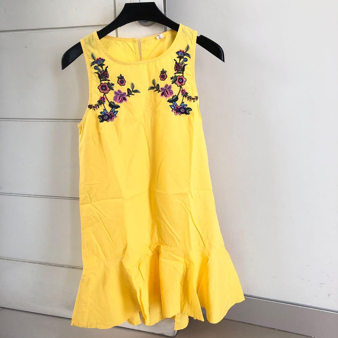 Yellow Dress midi dress kuning floral bunga, Fesyen Wanita, Pakaian ...