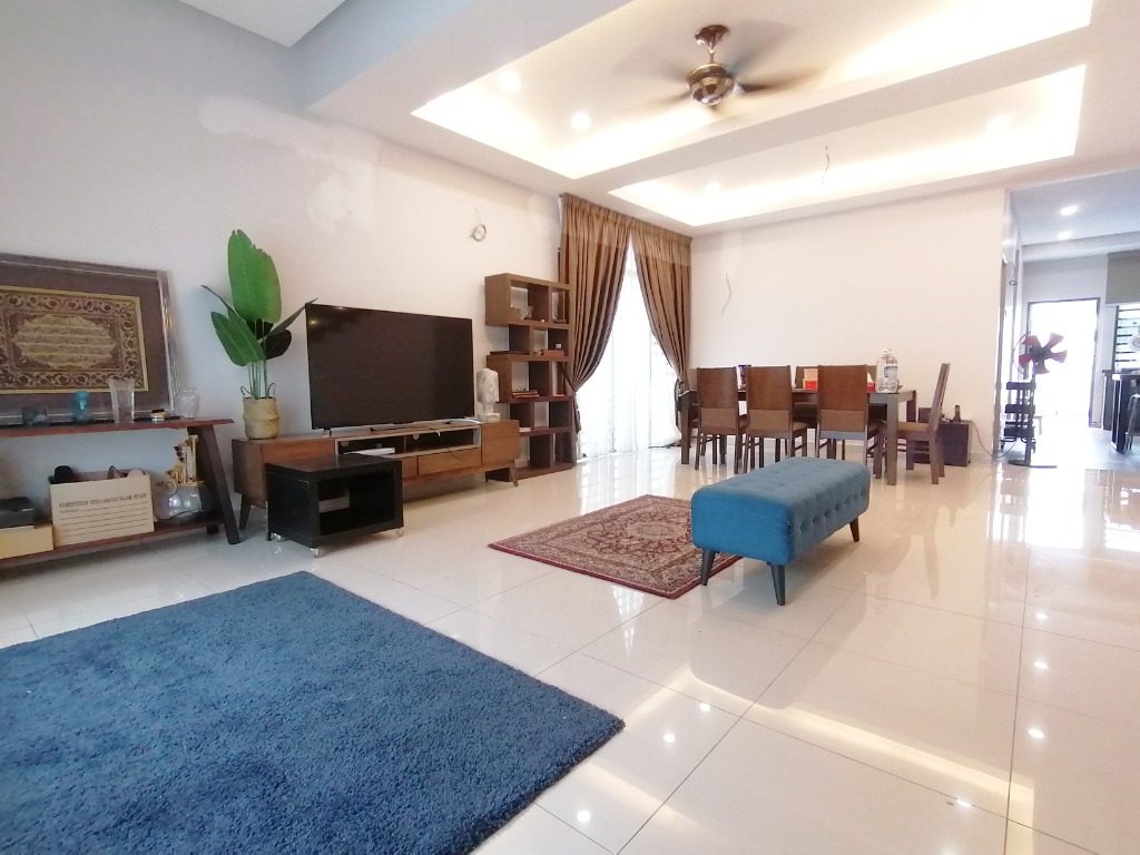 RUMAH SEWA CANTIK Semi D House Bandar Saujana Putra, Property, Rentals on Carousell