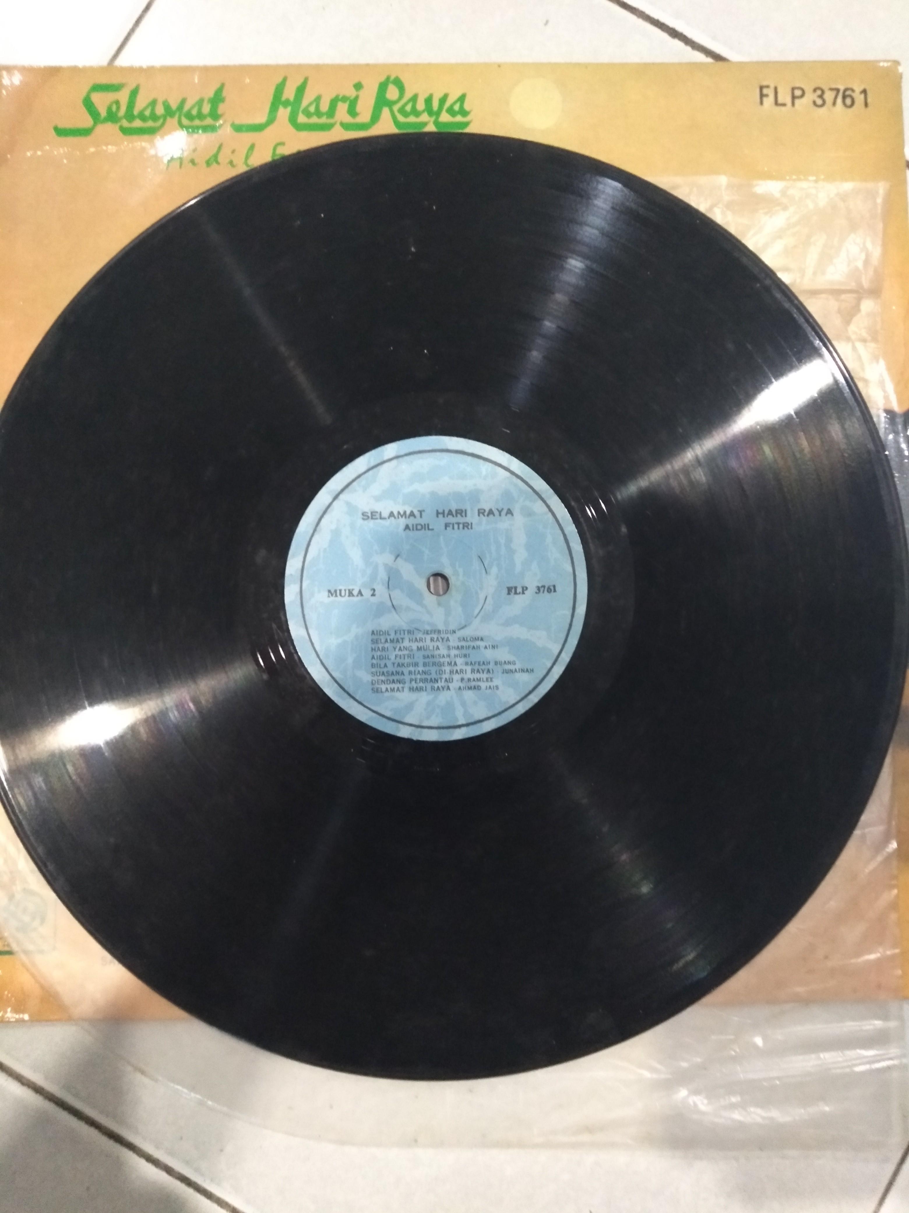 LP lagu-lagu Raya Hits, Hobbies & Toys, Music & Media, CDs & DVDs on Carousell