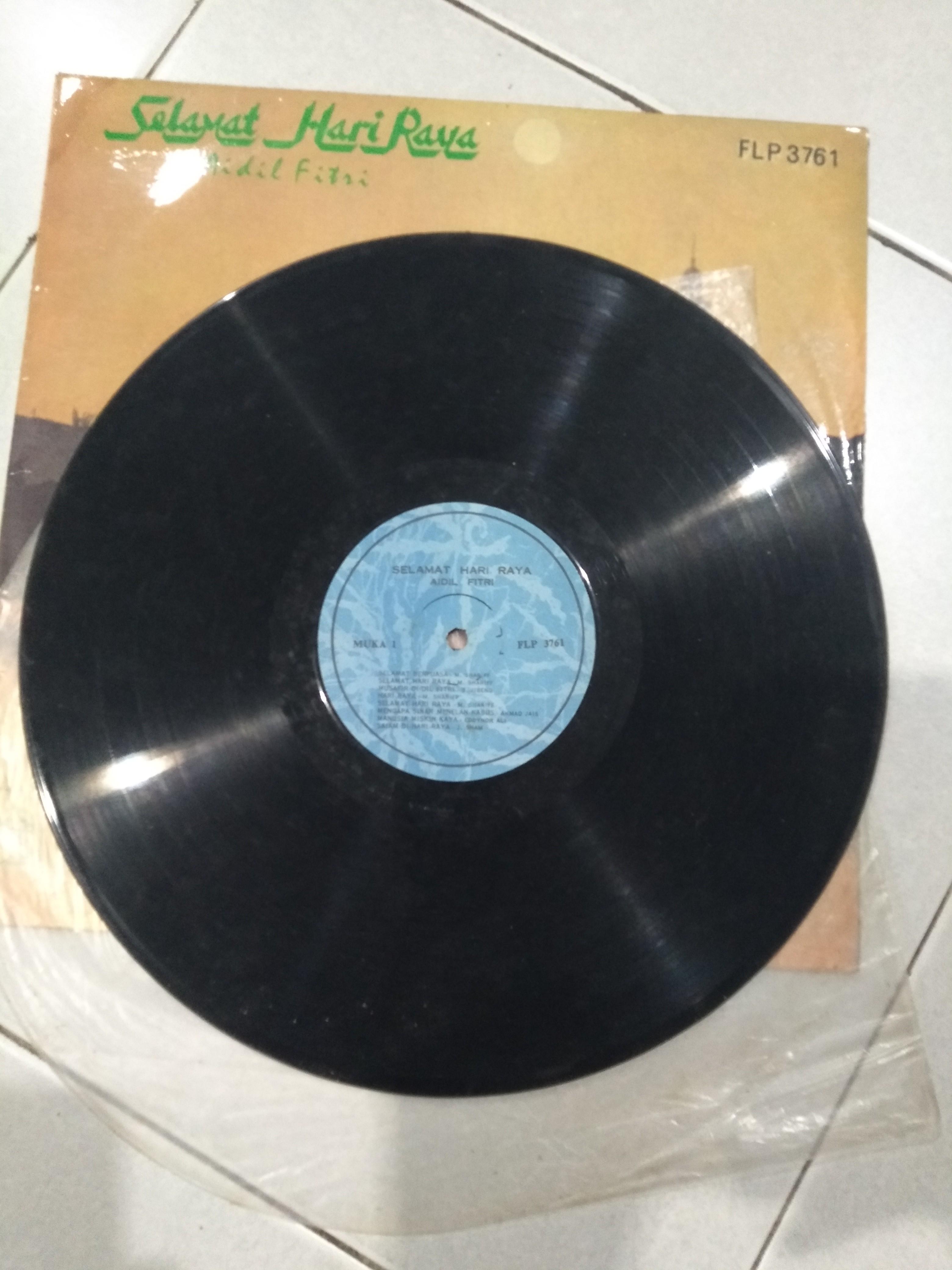 LP lagu-lagu Raya Hits, Hobbies & Toys, Music & Media, CDs & DVDs on Carousell