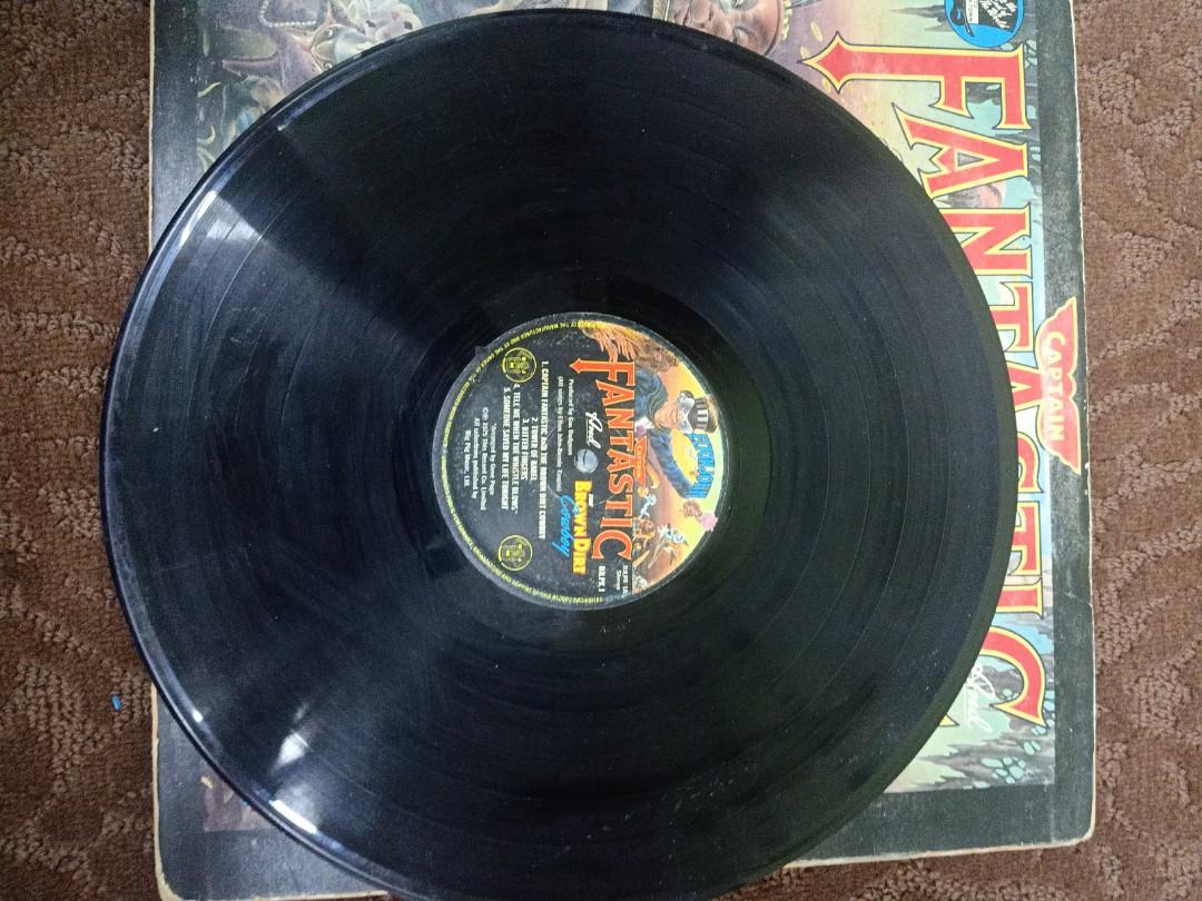 Piring hitam /lp - elton john & brown dirt cowboy 1975, Hobbies & Toys ...