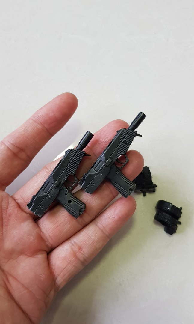 1/6 scale Hot toys Falcon Double Submachine guns with holders, Hobbies ...