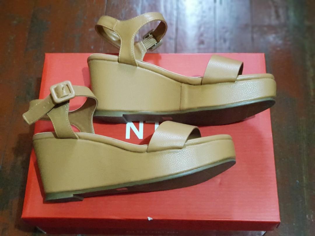 CLN wedge sandals, Women's Fashion, Footwear, Sandals on Carousell