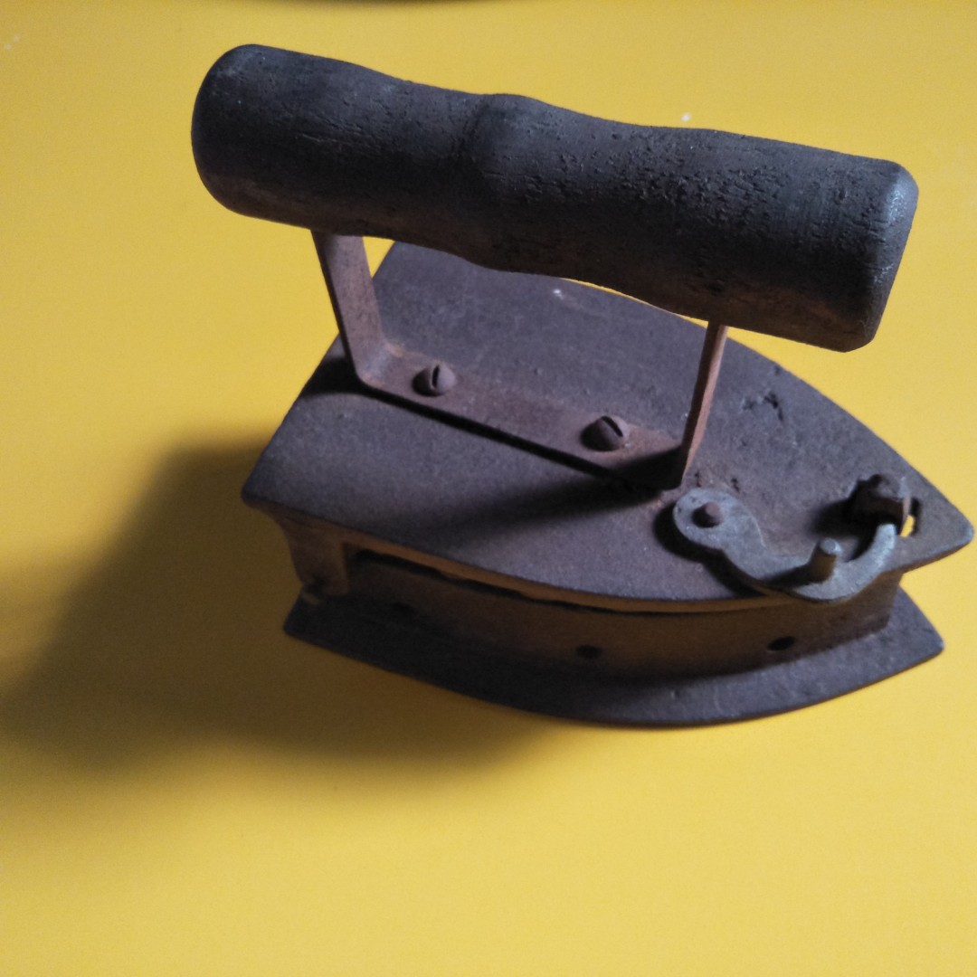 Small antique iron, Hobbies & Toys, Memorabilia & Collectibles, Vintage ...
