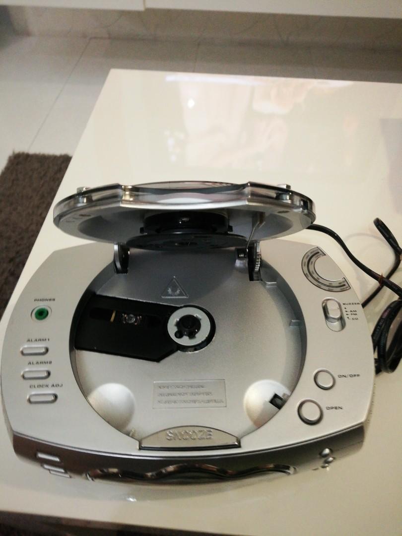 Akira clock radio cum CD player, Audio, Portable Music Players on Carousell