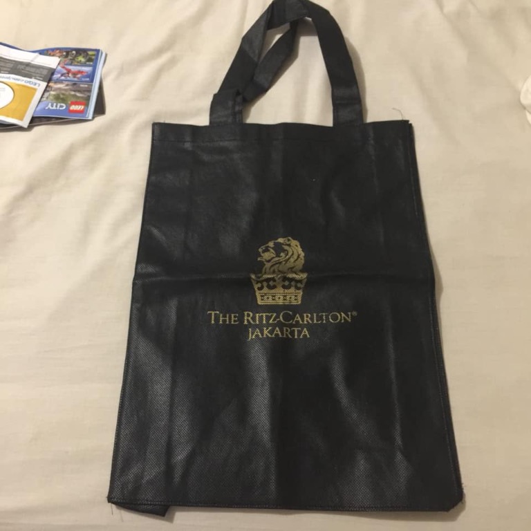Shopping bag, souvenir dari hotel Ritz Carlton Jakarta (ori), Fesyen ...
